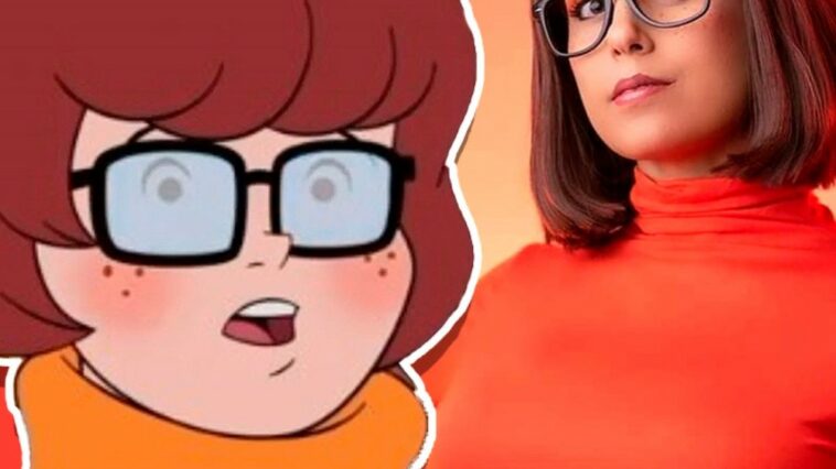 Amber Hallibell en un llamativo cosplay de Vilma Dinkley de Scooby-Doo ...